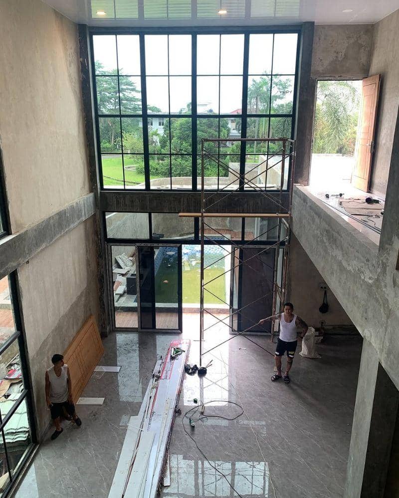 Miller Khan Perlihatkan Progres Pembangunan Rumah Barunya | Popmama.com